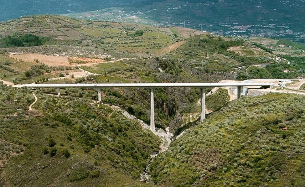 Ponte sobre o rio Varosa - Armando Rito Engenharia